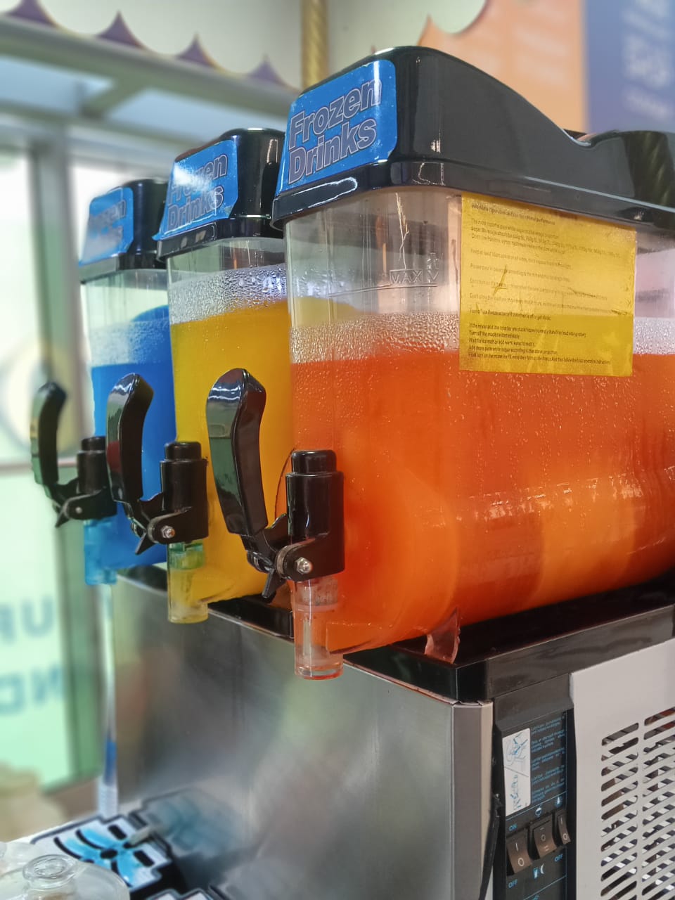 How to Make Lemonade Slushie (With & Without Slush Machine)